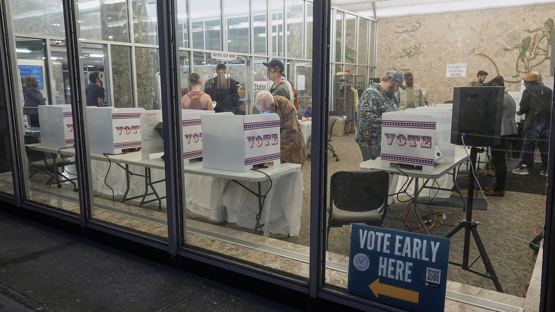 Wisconsin election officials report 40% jump in early voting